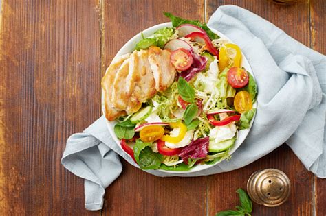 토마토 닭고기 피망 무 모자렐라 치즈를 나무 배경에 곁들인 신선한 샐러드 복사 공간이 있는 오버헤드 이미지 0명에 대한 스톡