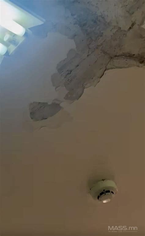 Өмнөговь аймаг Цогтцэций сумын нэгдүгээр сургуулийн хана цуурч нуралт үүсжээ