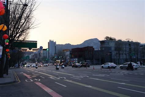 건물과 자동차가 있는 황혼의 도시 거리 풍경 사진 Unsplash의 무료 자동차 이미지