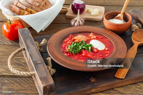 보르쉬 어두운 나무 배경에 전통적인 우크라이나어와 러시아어 비트 뿌리 수프 나무 트레이에 호밀 빵 마늘 소금과 함께 제공 건강한 생활방식에 대한 스톡 사진 및 기타 이미지