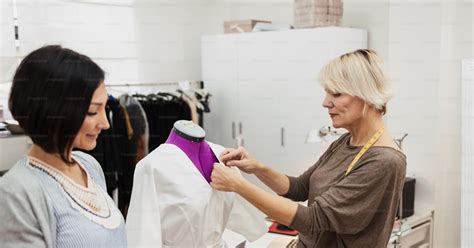 패션 스튜디오에서 일하는 두 명의 전문 디자이너 창조적 인 사람들 개념입니다 사진 Unsplash의 세르비아 이미지