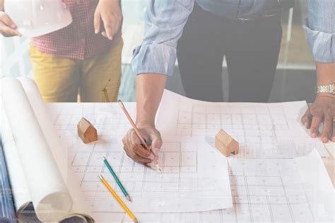 건축가 또는 엔지니어 회의 사무실에서 청사진 작업 건설 개념 크레인 및 건설 중인 건물과 이중 노출 개념에 대한 스톡 사진 및 기타 이미지 Istock