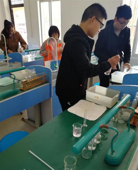 化学实验室里九年级学生认真做实验