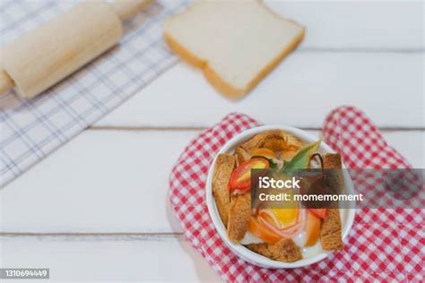 홈메이드 토마토 달걀 컵 에 레드 오븐 장갑에 빵과 복사 공간이있는 흰색 나무 테이블에 롤링 핀 가정 개념으로 요리 0명에 대한 스톡 사진 및 기타 이미지 Istock