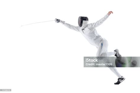 젊은 남자의 역동적 인 초상화 펜싱 의상을 입은 펜싱 선수는 흰색 스튜디오 배경에 고립 된 손으로 훈련을합니다 스포츠 에너지 기술 20 24세에 대한 스톡 사진 및 기타