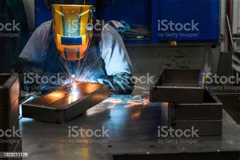 전문 용접공은 공장 불꽃 및 전기에서 금속 부품과 함께 작업을 수행합니다 업계 근로자 배너 강철에 대한 스톡 사진 및 기타 이미지 Istock