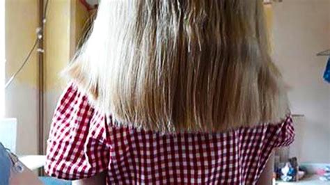 لاحظت الأم أن شعر ابنتها يزداد قصراً كل يوم عندما اكتشفت الأمر كانت