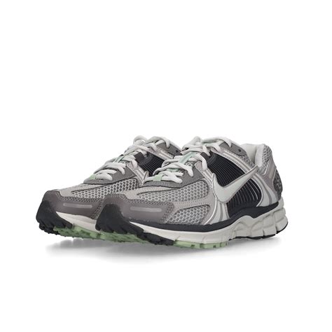 W 나이키 줌 보메로 5 코블스톤 앤 플랫 퓨터 Kream