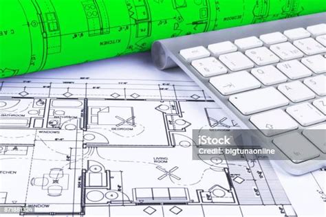 컴퓨터 키보드와 현대 집의 건축 청사진 드로잉 건축 청사진 청사진 롤 및 작업 테이블에 드로잉 악기 나침반 그리기 계획 이다 개념에 대한 스톡 사진 및 기타 이미지 Istock
