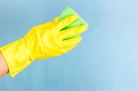 창과 유리 세척 노란 장갑에 노동자 파란색 배경에 거품 스폰지를 쌓을 수 있다 가사 집안일에 대한 스톡 사진 및 기타 이미지