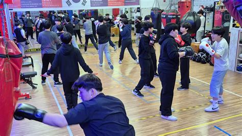 대한권투체육관 ⠀ 🌐 Daehanboxing 금요일 마감 멤버들과 함께 오늘도 멋짐가득 👊👊👊👍 한 주간도 운동하시느라 수고 많으셨습니다 정확하게