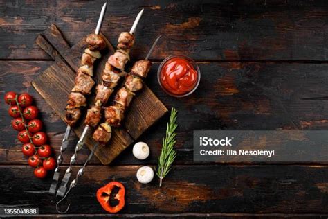 케밥 구이 고기 꼬치 시쉬 케밥 오래된 어두운 나무 테이블 배경에 상단 보기 평면 누워 텍스트복사 공간 바베큐그릴에 대한 스톡