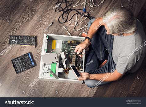 Senior Man Assembling Desktop Computer Foto De Stock Editar Ahora 787397959