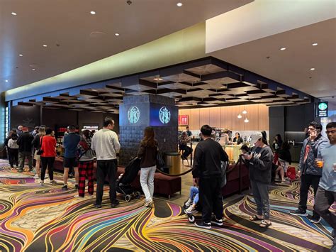 라스베가스에서 아침에 커피 한 잔 마시려고 스타벅스에 갔는데 줄이 어마어마하게 긴 거야 마치 카지노의 잭팟 기다리는 줄 같더라니까 ‘이건 못 기다리겠다 싶어서 바로