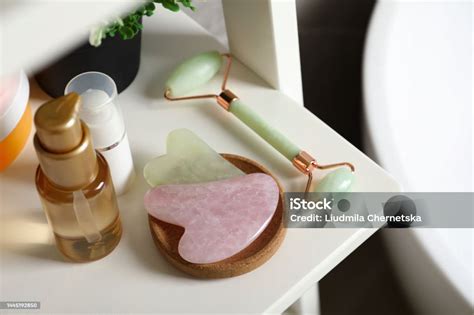 Gua Sha 도구 천연 얼굴 롤러 및 흰색 선반에 세면 도구 석영에 대한 스톡 사진 및 기타 이미지 석영 0명 결정체 Istock