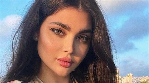 اللبنانية قمر و ابنتها في أحدث جلسة تصوير و بالمايوه البوابة