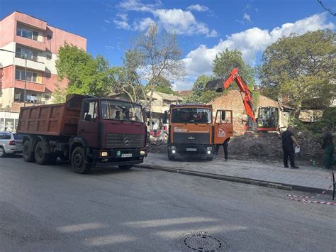 Събаряне на стари къщи Почистване на дворове от храсти и дървета Строителни услуги С