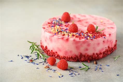 신선한 딸기 로즈마리 및 회색 콘크리트 배경에 건조 한 꽃과 함께 맛 있는 라즈베리 케이크 텍스트의 공간을 복사 합니다 채식주의자 비 건 식품 컨셉 개념에 대한 스톡 사진