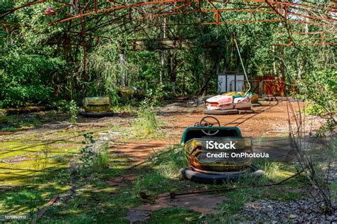 체르노빌 배제 구역의 프리피야트 유령 시의 명소 공원에서 버려진 놀이 자동차 타기 관람차에 대한 스톡 사진 및 기타 이미지 관람차 교육 던지기 Istock