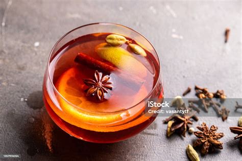 소박한 배경에 다른 향신료와 과일을 가진 멀드 와인 겨울 시간 음료 개념 공간을 복사합니다 멀드 와인에 대한 스톡 사진 및 기타 이미지 Istock