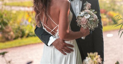 격식있는 옷차림 결혼 결혼 사진 결혼 한 커플 결혼식 날 결혼식 부케 관계 그냥 결혼했다 껴안다 꽃 꽃을 들고 남편과 아내 낭만적 인 순간 단란함