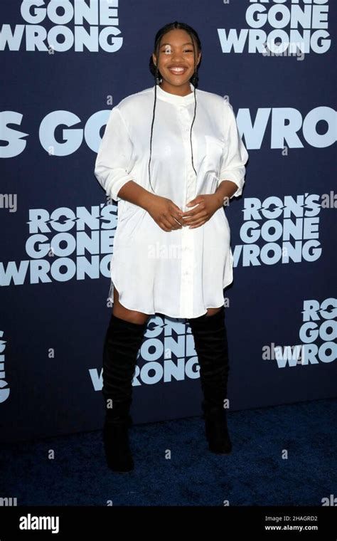 10 Sexy Taylor Mosby Bikini Pics