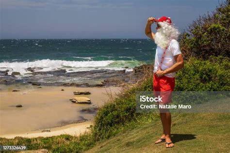 산타 클로스는 백그룬드에 바다와 선물 상자를 보유하고 산타 클로스에 대한 스톡 사진 및 기타 이미지 산타 클로스 호주 가공의 인물 Istock