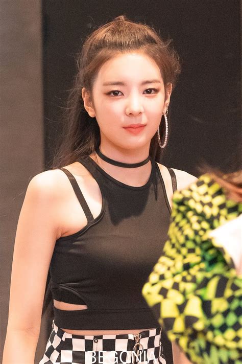 Itzy Lia 190221 Mcount Down Kpop Girl Groups Korean Girl Groups Kpop Girls Mode Kpop Pretty
