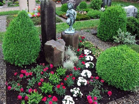 Какие цветы можно посадить на могилке фото Дзен