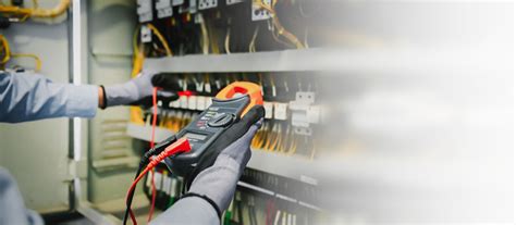 전기 엔지니어는 보호 릴레이에서 전기 설치 및 배선을 테스트하여 멀티미터로 측정합니다 전기공에 대한 스톡 사진 및 기타 이미지 전기공 손 개폐 장치 Istock