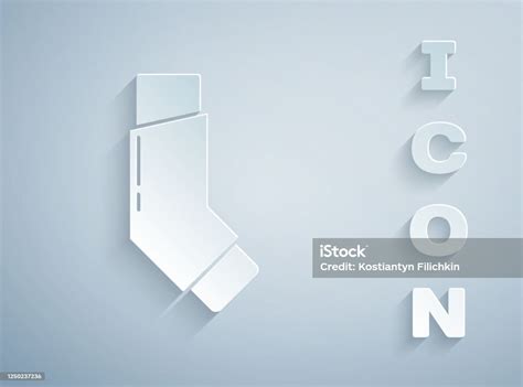 회색 배경에 격리 된 종이 컷 흡입기 아이콘 기침 완화 흡입 알레르기 환자 호흡기 종이 아트 스타일 벡터 일러스트레이션 3차원