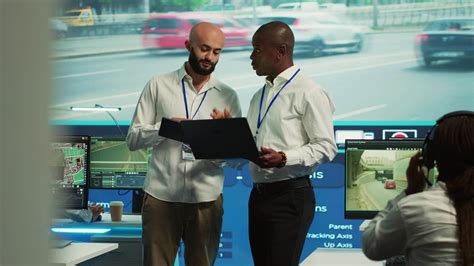 Experts Monitoring Real Time Urban Traffic Dynamics With Help From