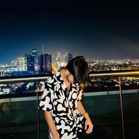 P Λ R T H P Λ T E L Parth0001 • Threads Say More