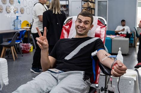 Столичні рятувальники поділились 5 літрами крові в Vcentri Hub Вечірній Київ