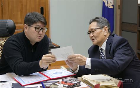 Нийслэлийн ИТХ ын Тэргүүлэгчдийн анхны дарга Ж Ядамсүрэнг хотын архивын 25 дахь хувийн хөмрөг