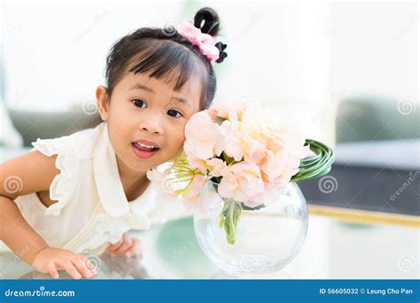 Маленькая девочка с в горшке цветком Стоковое Фото изображение насчитывающей нутряно