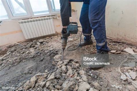 아파트 의 방에 건설 전기 천공기로 바닥을 해체하고 분해하는 작업 과정은 건설 리모델링 개조 확장 복원 및 재건중입니다 잭 해머에 대한 스톡 사진 및 기타 이미지 Istock