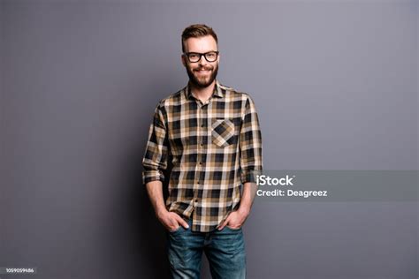 관과 거리 스타일 캐주얼 봐 카메라 보유 회색 배경에 고립 된 청바지 주머니에 그의 손을에서 매력적인 남자 갈색 머리에 대한 스톡 사진 및 기타 이미지 Istock