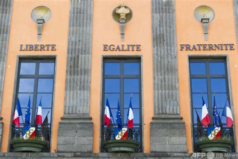 仏女性、トップレスで歩き訴追 抗議デモに発展 写真1枚 国際ニュース：afpbb News