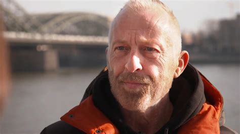 Hier fliegen Oberteile statt Fäuste MMA Kämpferinnen Inked Dory und