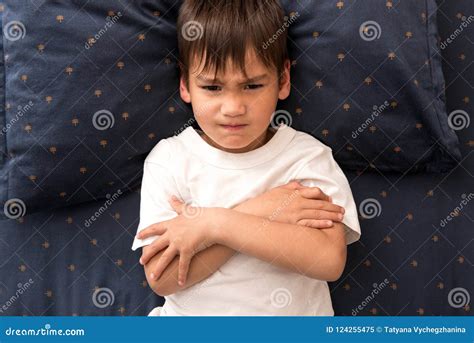 Freches Kleiner Junge Gewonnenes ` T Gehen Zu Schlafen Stockbild Bild
