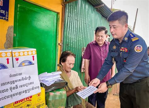 លោកយាយ កែវ ទូច អាយុ ១០១ឆ្នាំ ជាស្ត្រីមេម៉ាយក្រីក្រ បច្ចុប្បន្នមានទីលំនៅក្នុងភូមិវាលមាស ឃុំវាលរេញ