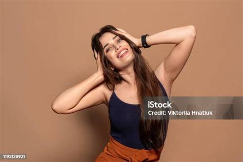 자유형 젊은 소녀 에 상단 서 스튜디오 고립 에 갈색 보유 머리 포즈 에 카메라 쾌활한 가냘픈에 대한 스톡 사진 및 기타 이미지 가냘픈 갈색 머리 귀여운 Istock