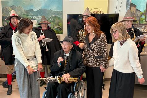 100 Anni Buon Compleanno Al Sassofonista Renzo Calliari Di Riva La Busa