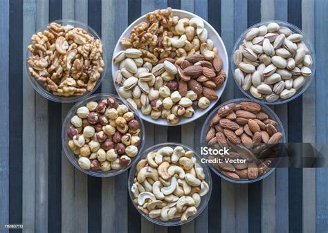 건강 한 음식 견과류 믹스는 텍스처 평면도에서 구색을 혼합 합니다 배경 이미지에 대 한 다른 콩과 식물의 컬렉션은 견과류 피스타치오 아몬드 캐슈 넛 땅콩 호두를 닫습니다