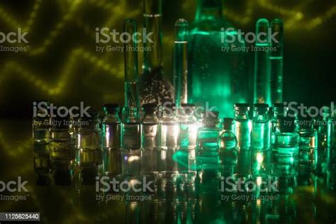 약국 및 화학 테마입니다 연구 실험실에서 유리 플라스 크 솔루션을 테스트 합니다 과학 및 의료 배경입니다 어두운 톤 배경에 실험실 테스트 튜브 Stem 주제에 대한 스톡