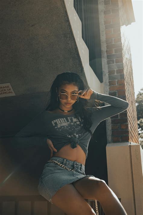 집 밖의 2000 년 2000년대 Atm Pexel Y2k 가벼운 분위기 갈색 거리 스타일 검은색 겨울 정원 경치 골든 아워 귀여운 긴 긴 머리