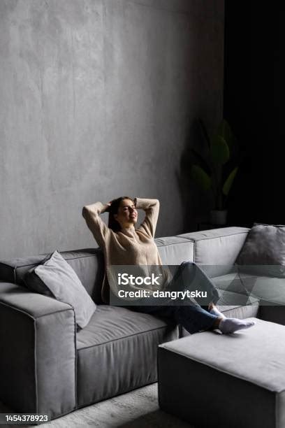 소파에 눈을 감고 있고 머리 뒤로 손을 뒤로 젖히고 집에서 게으른 주말을 즐기는 전장 평화로운 여자 백인종에 대한 스톡 사진 및 기타 이미지 Istock