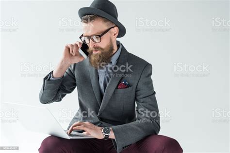 세련 된 수염된 사업가 스마트폰 얘기 하 고 밝은 배경에 고립 된 노트북에서 일 경영자에 대한 스톡 사진 및 기타 이미지 경영자 기록보관용 남성 Istock