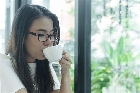 아름 다운 아시아 매력적인 여자 들고 하 고 행복 하 고 편안한 시간 아침에 커피 카페에서 커피를 마시는 경영자에 대한 스톡 사진 및 기타 이미지 Istock